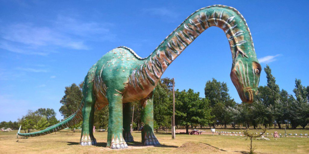 Los dinosaurios de Castex, y la historia de un artista - La Pampa Noticias